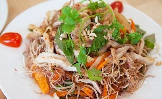 Bữa tối no nê cùng gỏi hoa chuối thịt gà thơm ngon, bổ dưỡng